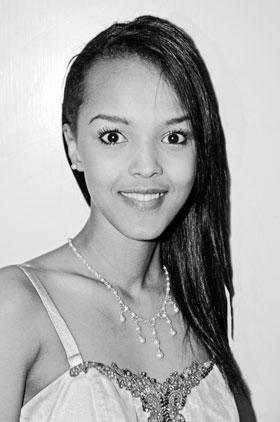 Frontface Magazine - Hawa Ahmed, en färgstark modell i svart-vit ...